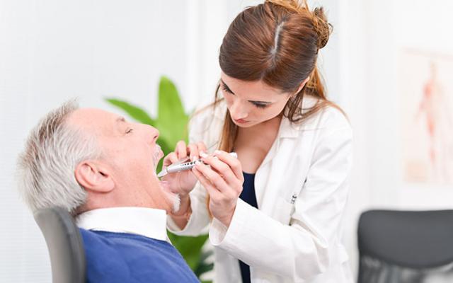 Cáncer de boca: síntomas, etapas y tratamiento - Bupa Latam